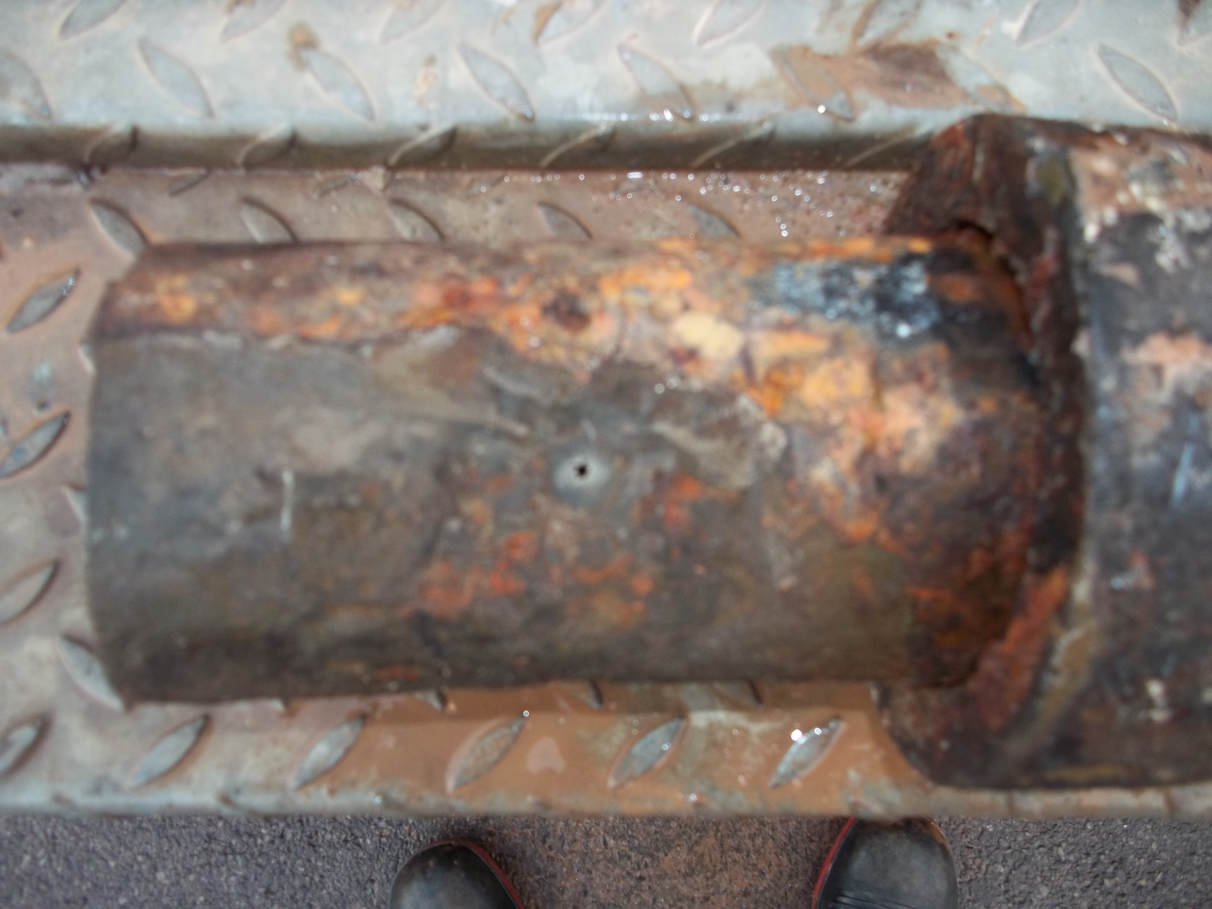 Internal corrosion causes a water leak on a pressurised fire main